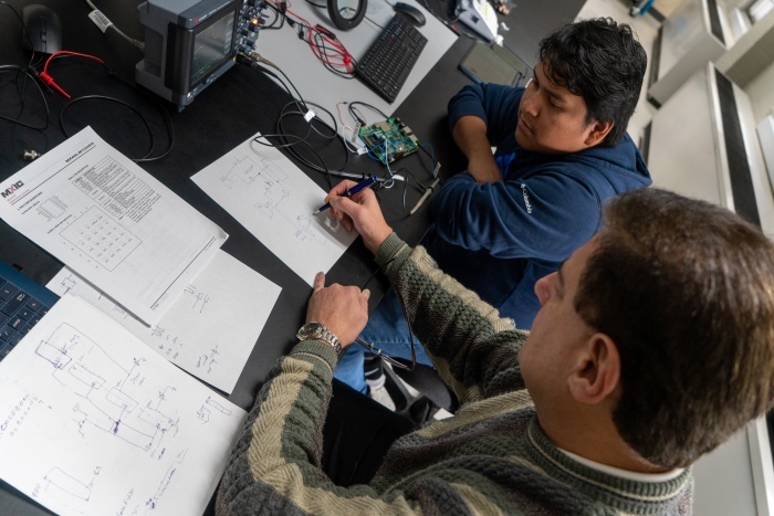 Tech Hubs: Competitive Centers of Innovation Spark Economic Development Tech Hubs: Competitive Centers of Innovation Spark Economic Development